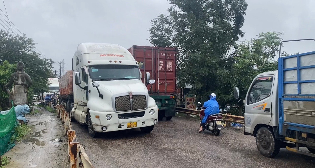 Quảng Nam: Cấm cầu Câu Lâu trên Quốc lộ 1A, ùn ứ giao thông qua cầu Phong Thử